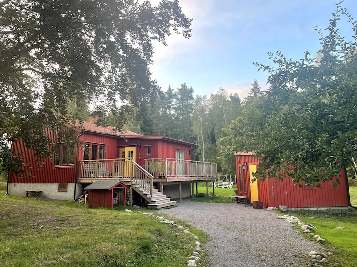 Litet Rött Hus Med Naturen Runt Hörnet - Saltsjöbaden
