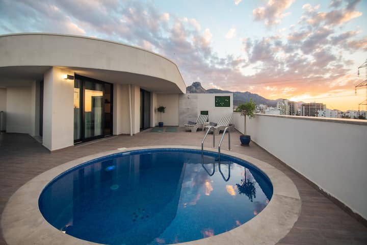 The Lux Penthouse, City Centre With Pool, Ps5! - Kyrenia