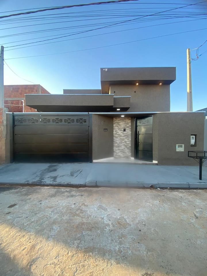 Casa Moderna Com Garagem, Quintal E Câmera - São José do Rio Preto