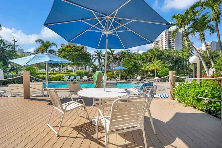 Beach Club Condo | Private Beach Access + Pool - Marco Island, FL