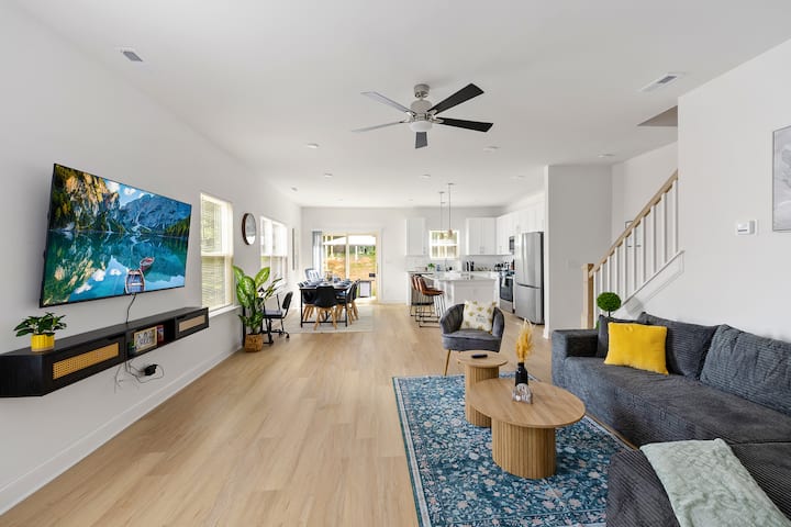 Uptown Retreat Sleeps 10 W/hot Tub, Bbq Game Room - Charlotte, NC