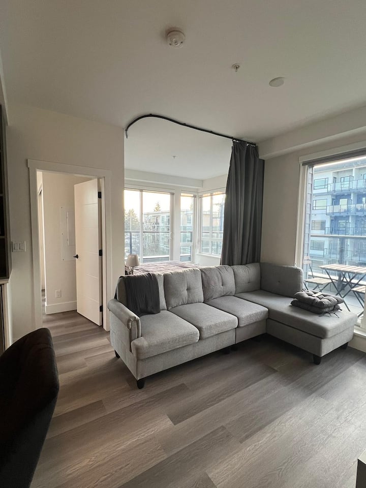 Bright & Spacious 2br Condo | Surrey Central - Kanada