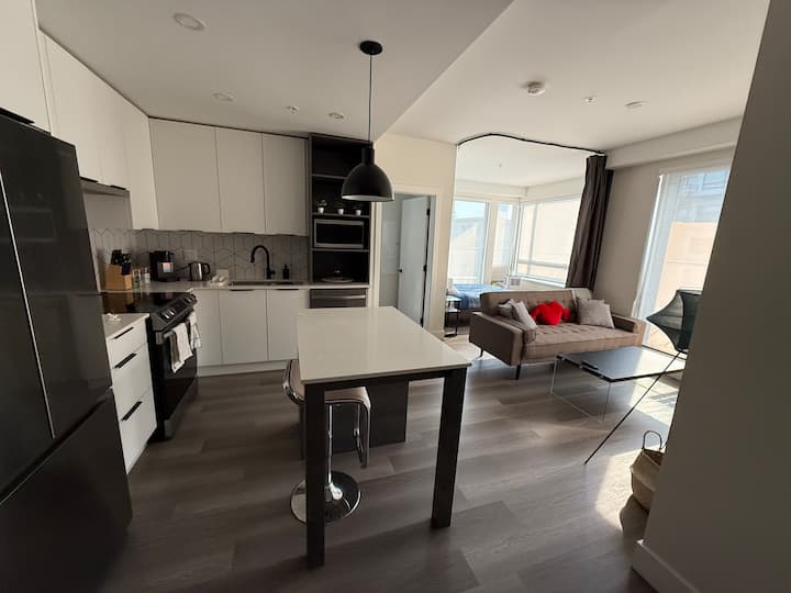 Bright & Clean 2br Condo | Surrey Central - Surrey