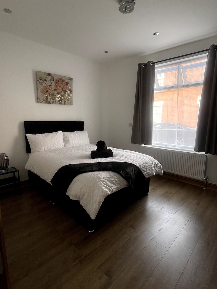 Modern 4-bed Home With En-suites - Near Birmingham - 울버햄프턴