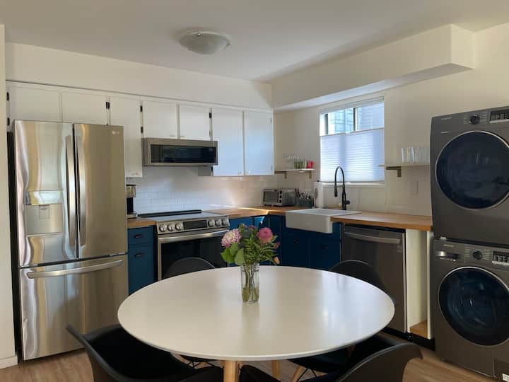 Mount Pleasant Garden Apartment - Vancouver
