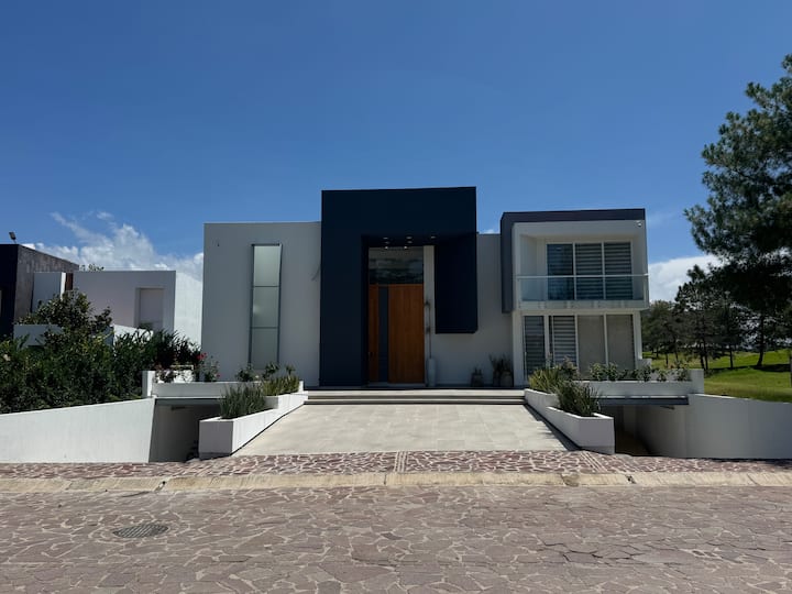 Casa De Verano Con Alberca Y Asador. En Club Golf - León