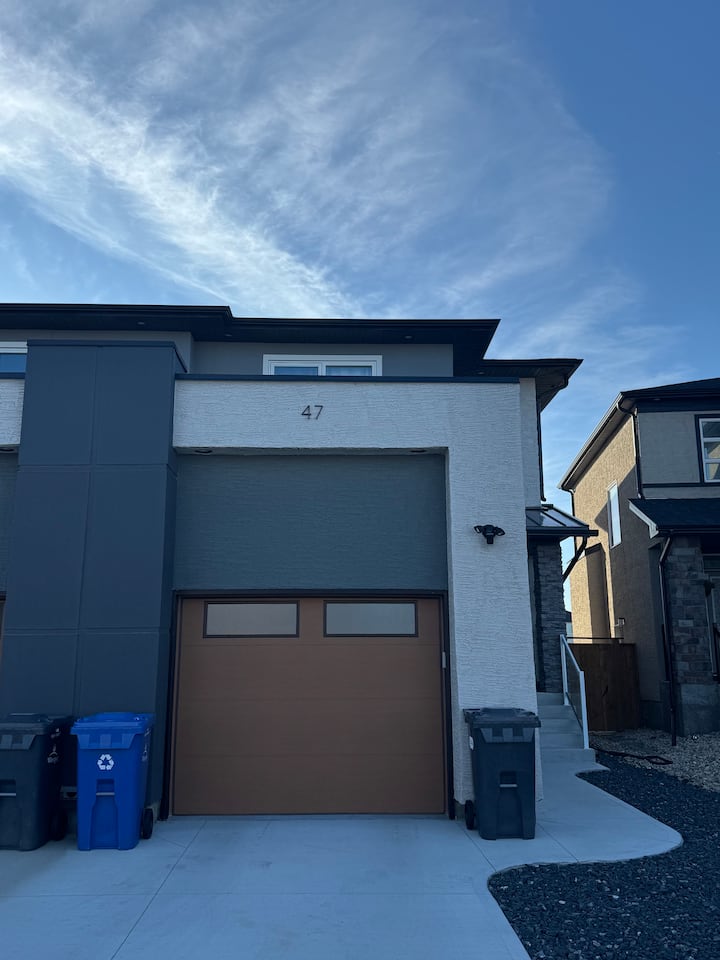 Fully Furnished 1500sq Ft Home(3 Bed + 3 Bath) - Winnipeg