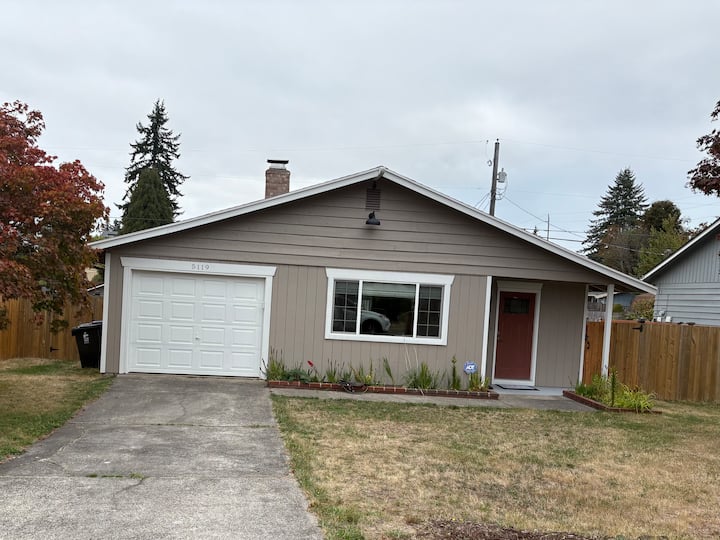 Pet-friendly Remodeled Charmer In Trendy Tacoma - Steilacoom, WA