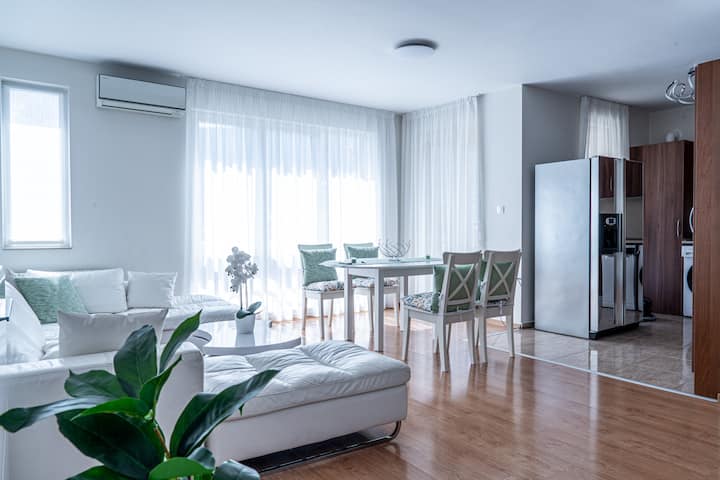 Evgeny's Stylishly Designed 2 Bdr Apt + Garage! - Sofía