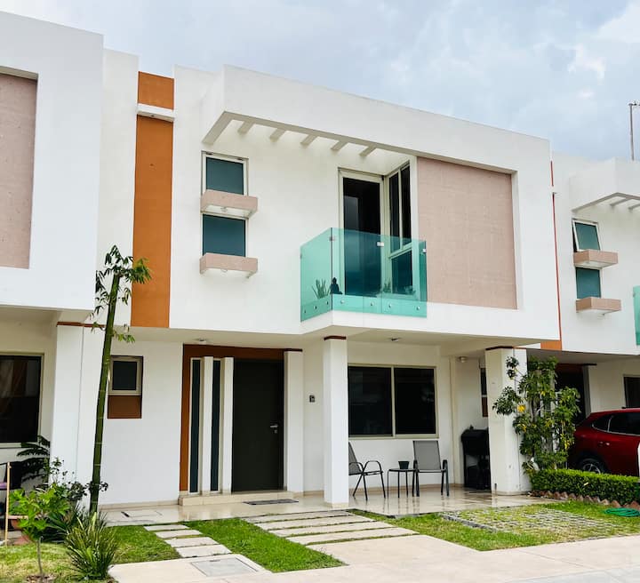 Casa Espaciosa En Fraccionamiento Con Seguridad - San Luis Potosí