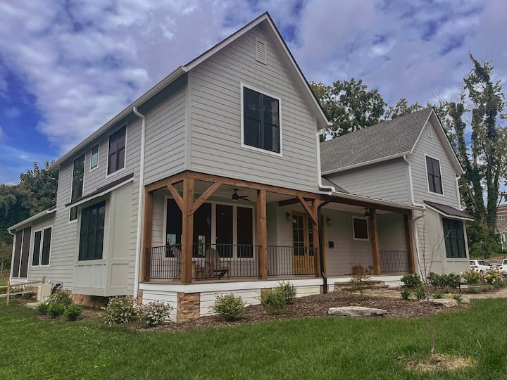Allora Bed + Breakfast - Plum Blossom King - Hendersonville, NC