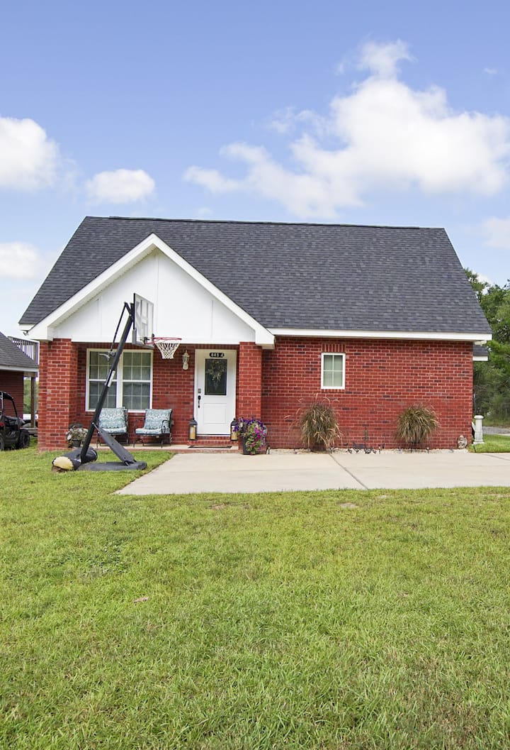 The Emerald Coast Farmhouse - DeFuniak Springs, FL