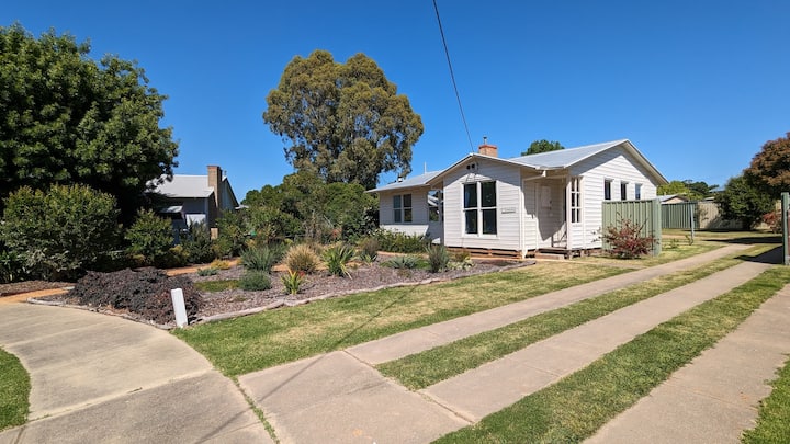 Pet And Family Friendly 3 Bed Home | Creek Views - Wangaratta
