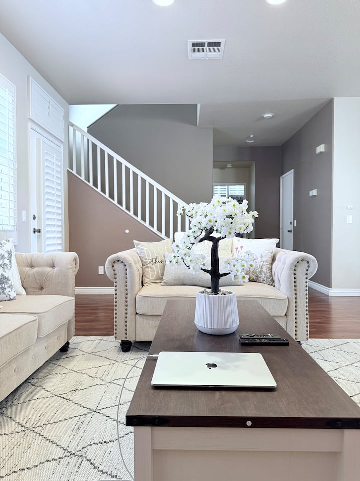Family Getaway! Short Drive To Ocean And Dining. - Oxnard, CA
