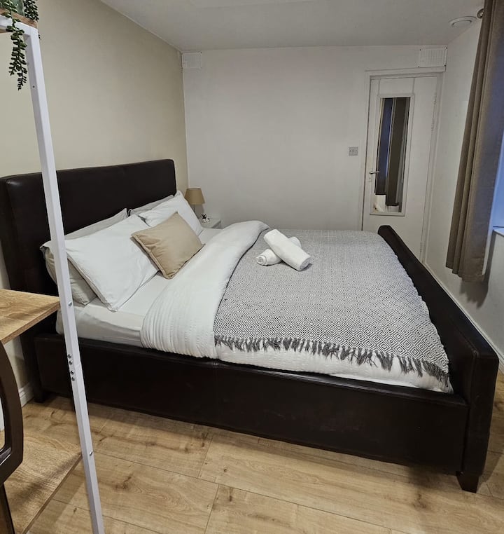 Compact Ensuite Room – Galway City - Galway