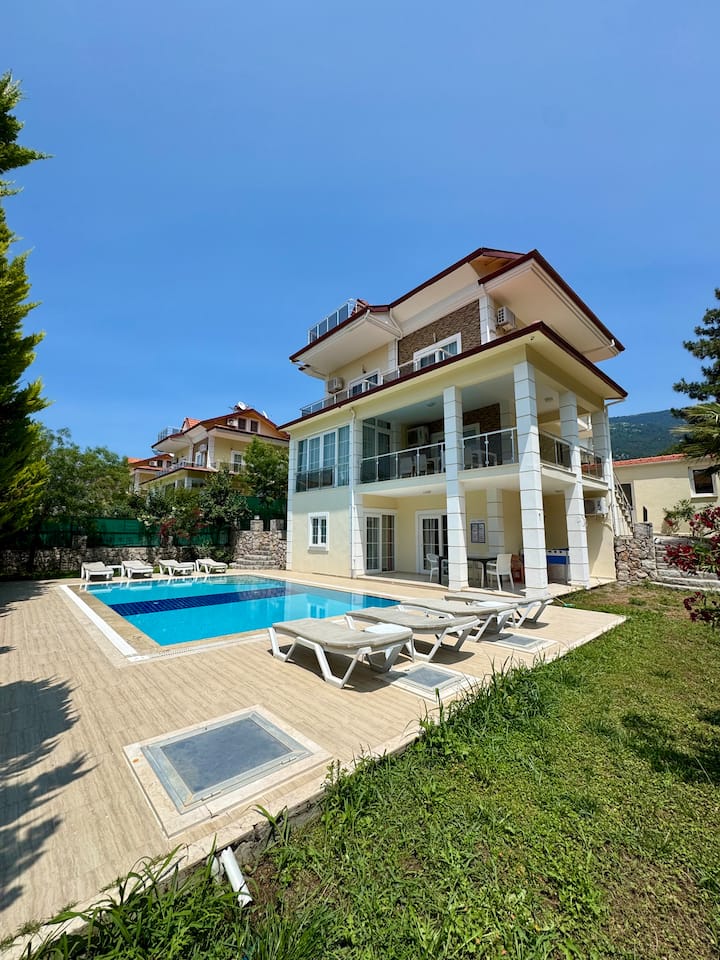Geniş Ev , Geniş Havuz , Geniş Bahçe - Ölüdeniz
