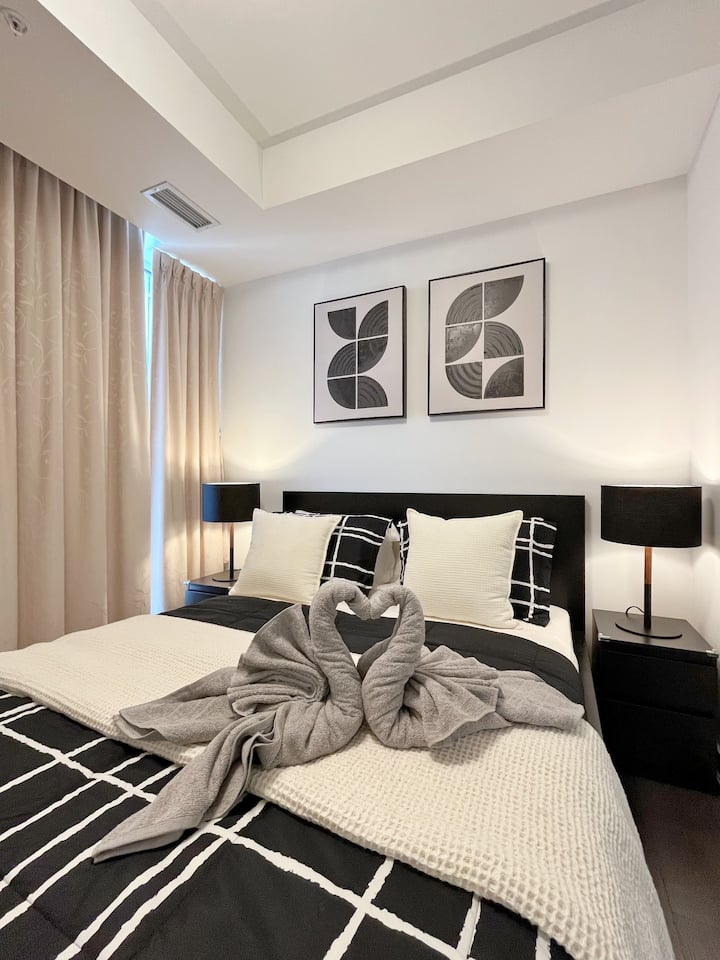 Luxury Downtown 2 Bedroom Condo W/ 2 Free Parking - Toronto