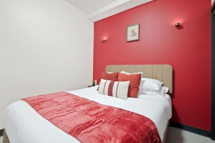 New Milwaukee Getaway/gym/fireplace/cozy Stay - Milwaukee, WI