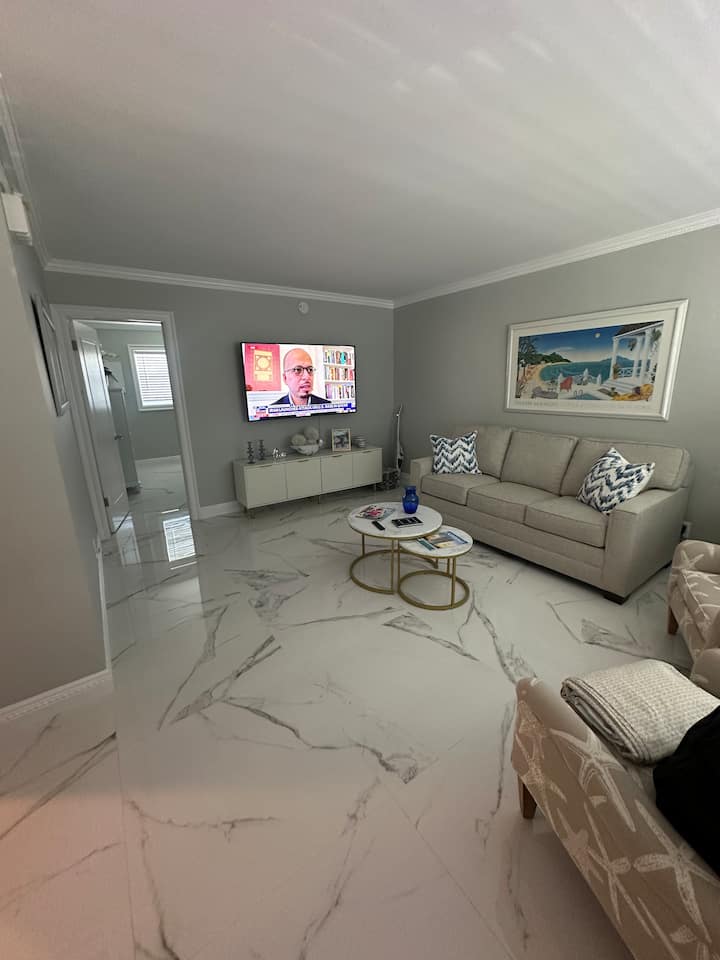 Condo In Pompano Beach - Pompano Beach, FL