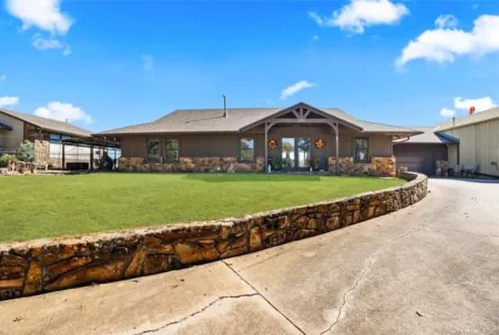 Lake Flyin @4f1 With Hot Tub, Arcade, Pilot’s Car - Keystone Lake, OK