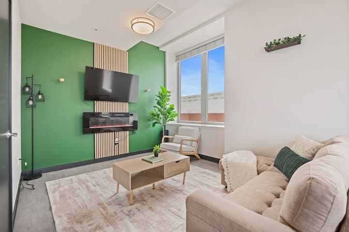 New Milwaukee Stay/fireplace/gym/cozy Getaway - Milwaukee