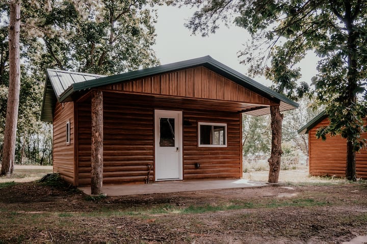 Fireside Cabins | Cabin W/covered Porch Near Dells - Natural Bridge State Park, North Freedom