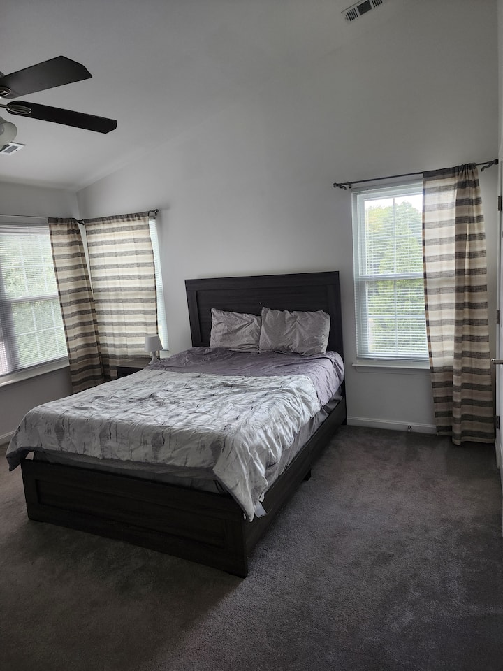 Spacious Master Bedroom - Gainesville, VA