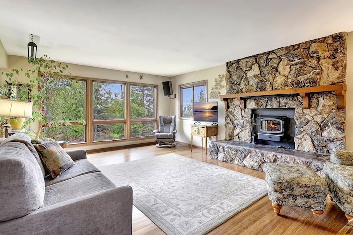 Cozy Alaskan 3br Retreat, Cinema Room + Car Add-on - Long Lake, Anchorage
