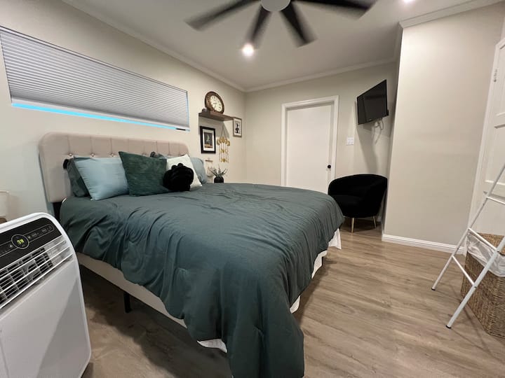 The Modern Backhouse Retreat With Private Pool - Long Beach