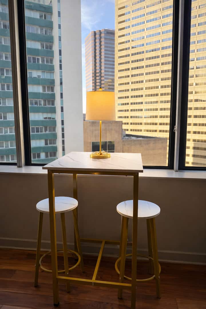 Downtown Dallas High-rise | Skyline View + Parking - State Thomas - Dallas