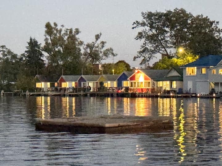 The Red Cottage - Kawartha Lakes