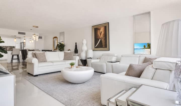Elegant Elephant | 2br Beachside Stay + Parking - Hollywood, FL