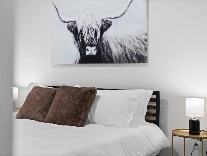 Spokane Medical District Retreat | 2br/2ba+parking - Spokane, WA