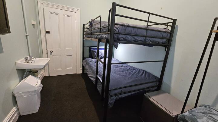Bunk Room - Shared Bathroom - 세일