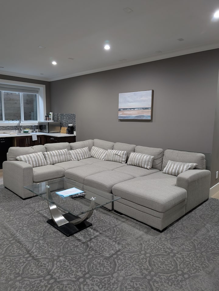 Bright Private Suite W/ Kitchenette & Sofa Bed - Delta, Britanya Kolumbiyası