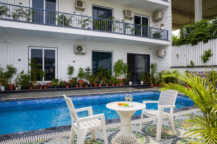Serene Farmhouse W/ Pvt Pool, Lush Garden & Gazebo - Noida