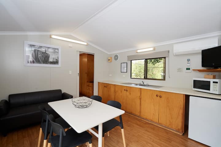 2-bedroom Ensuite Cabin - Sleeps Up To 5 Guests - Mount Gambier