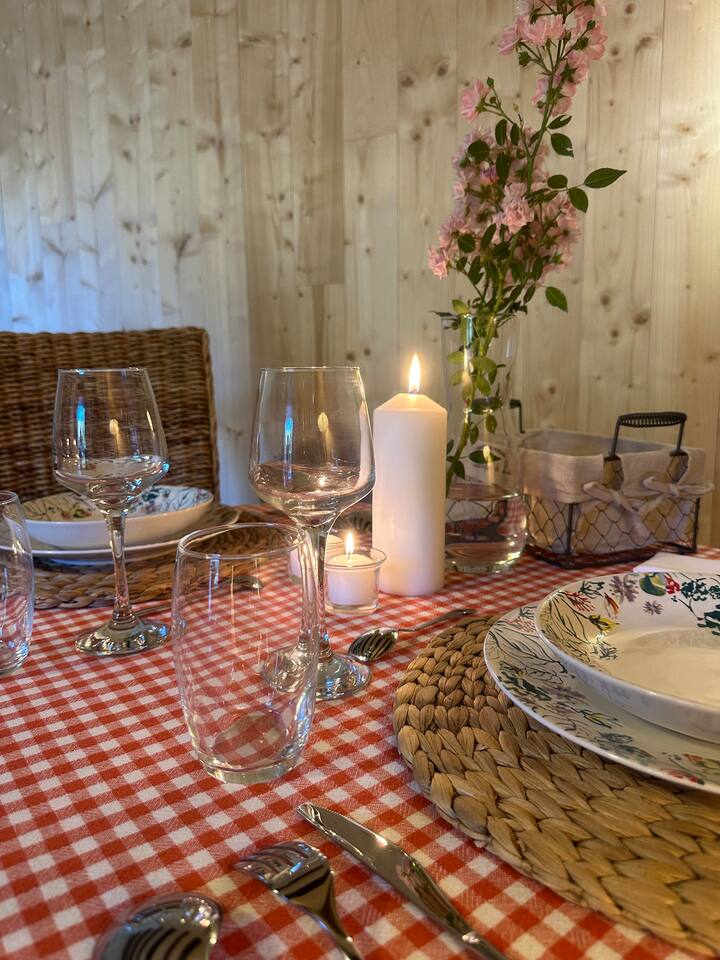 Les Chambres Du 11
L'oiseau
Table D'hôtes - Auxonne