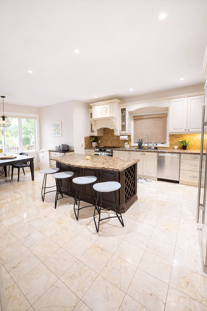 Modern 6br Family Oasis Spacious - 12 Sleep - Pickering