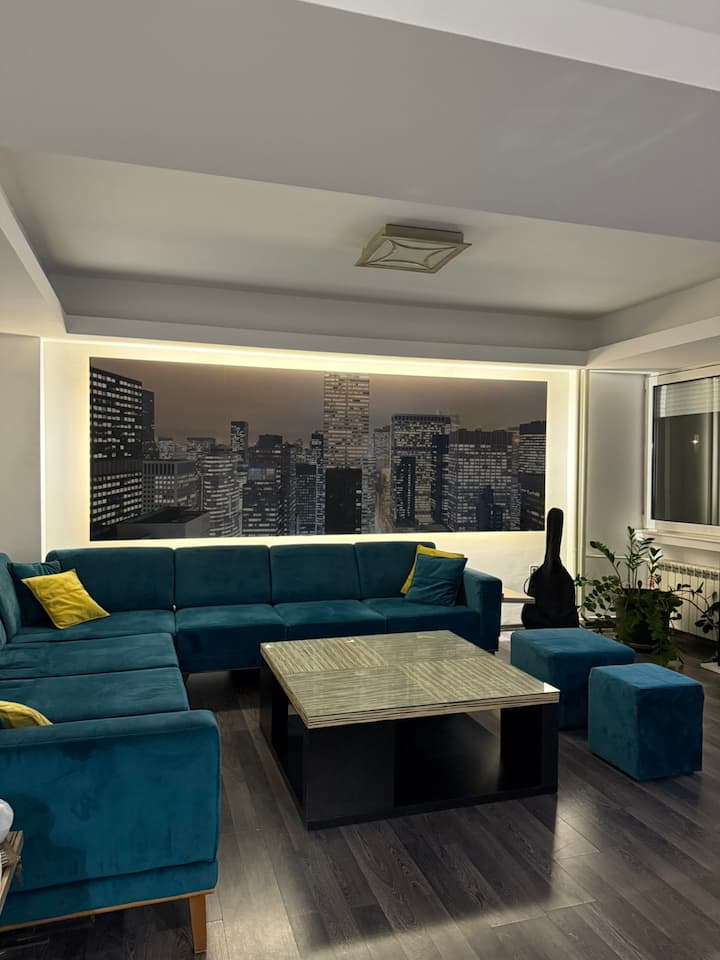 Chic & Spacious Apartment In Heart Of City - Skopje