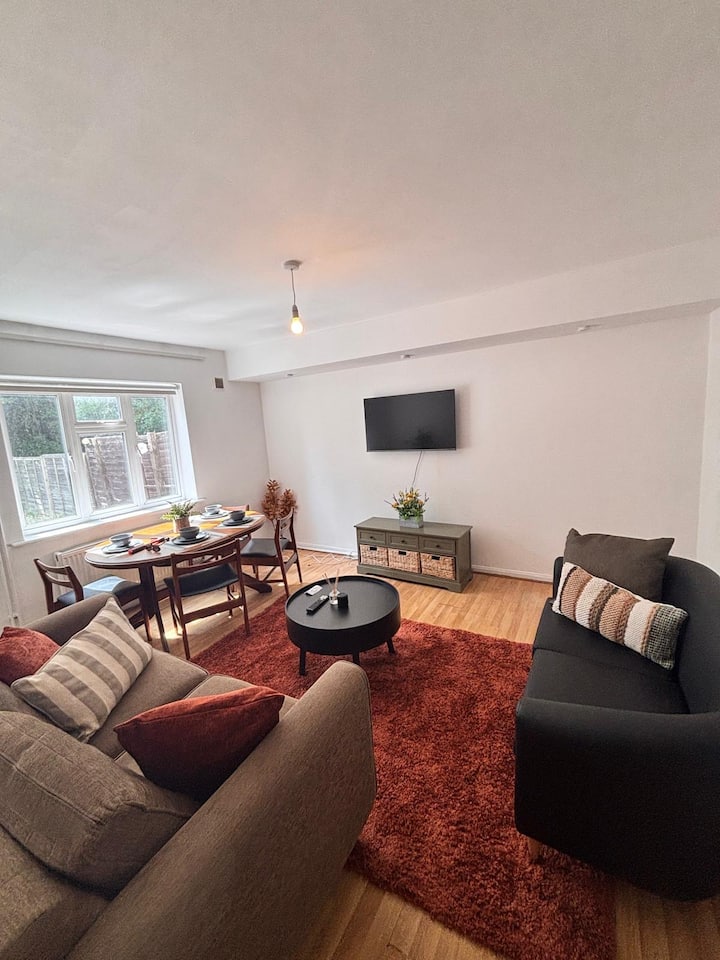 Lovely Family Home Located In Barnet - Barnet