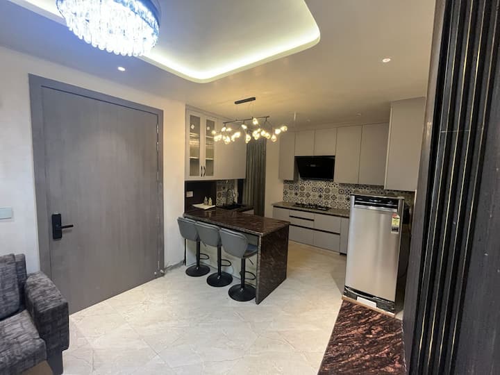 Premium 2bhk -Ac|55” Tv|fridge|mixer|micro|kitchen - Prayagraj