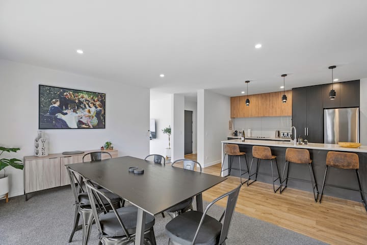 Modern Queenstown Stay Near Ski Fields - Queenstown