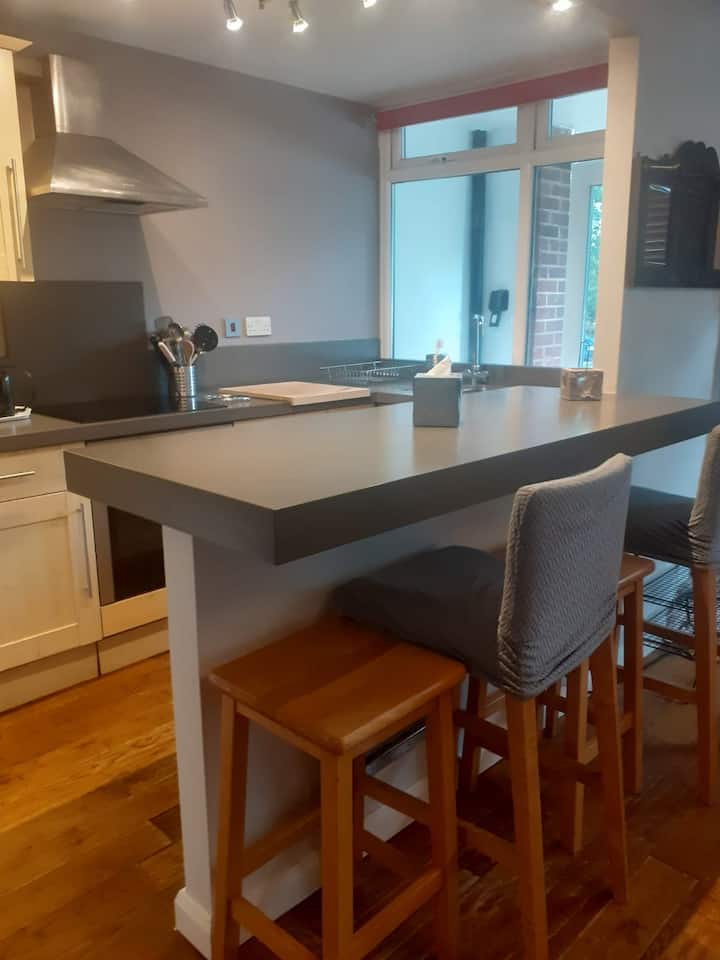 Stylish 2 Bedroom Flat Great Location Inc Parking - Royal Leamington Spa
