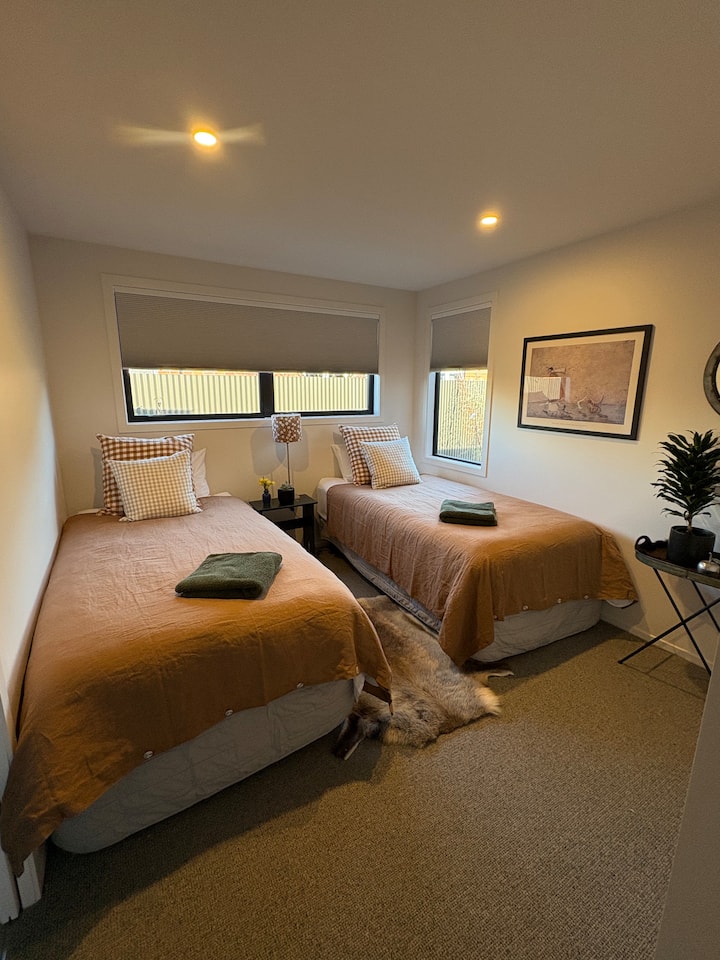 Stylish Twin Room With Ensuite / Country Escape - Geraldine