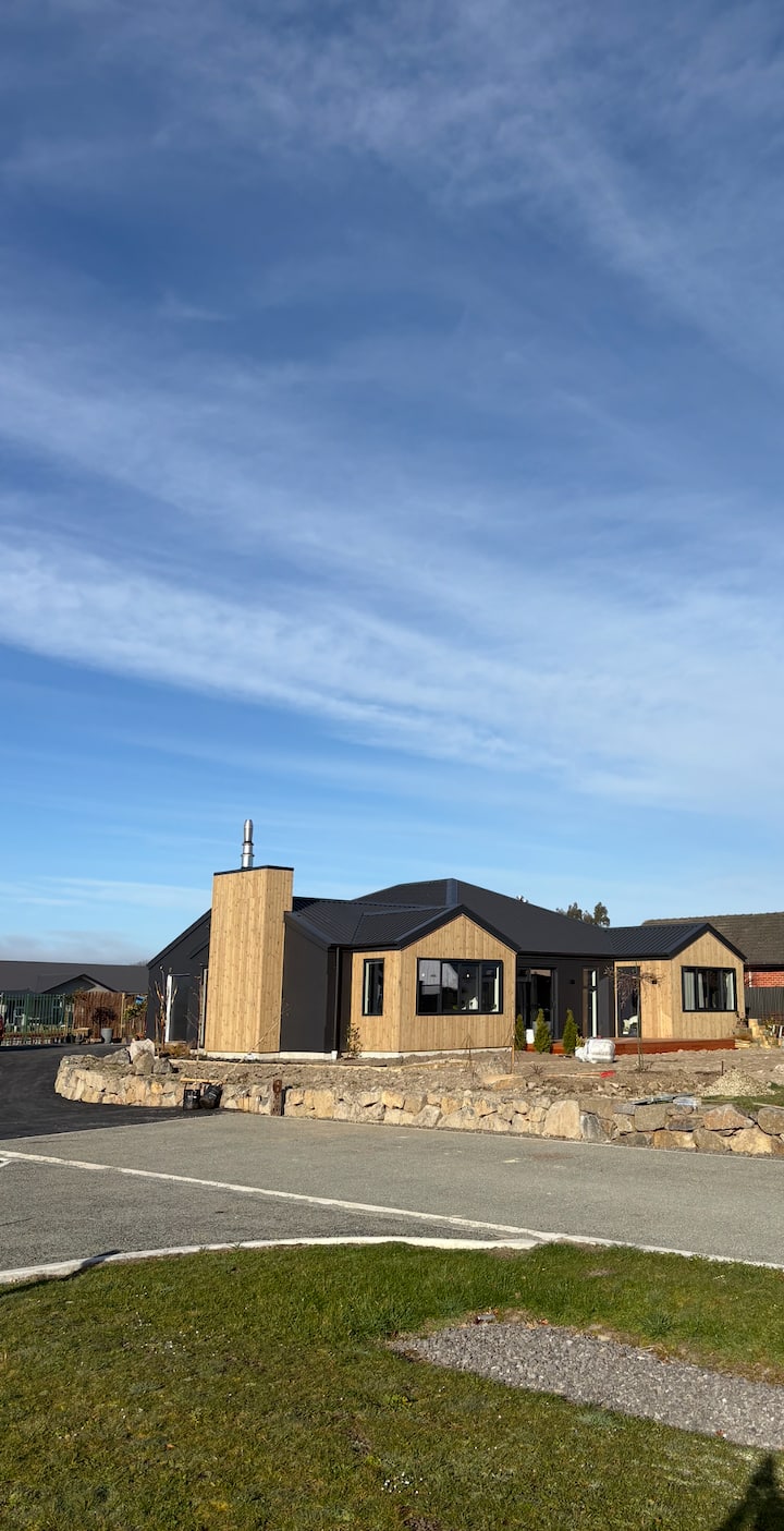 Stylish Twin Room With Ensuite / Country Escape - Geraldine