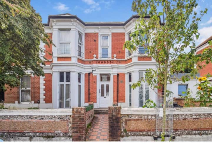 Modern Two-bed, Two-bathroom, Seaside-town Flat - Eastbourne Beach