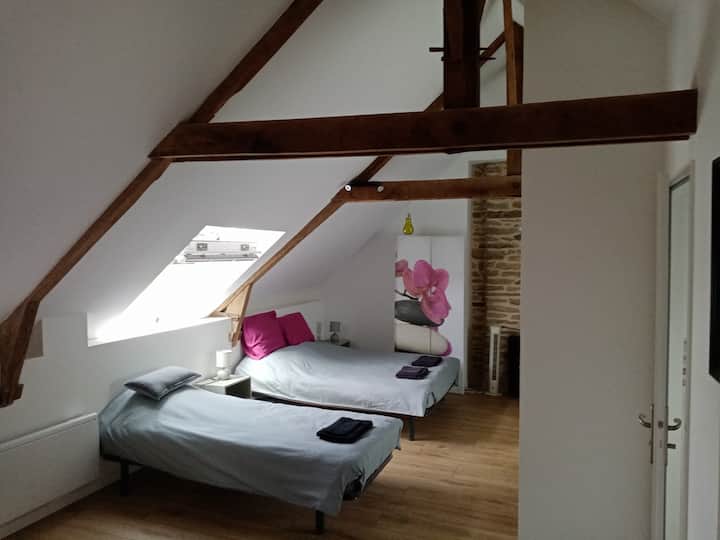 Lit Simple Dans Dortoir Pour Groupe. - Josselin