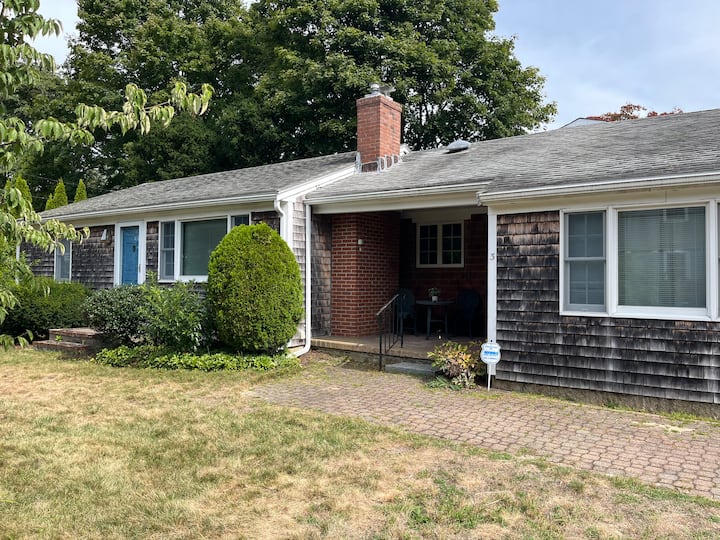 Falmouth Village Quaint Cottage - Martha's Vineyard, MA