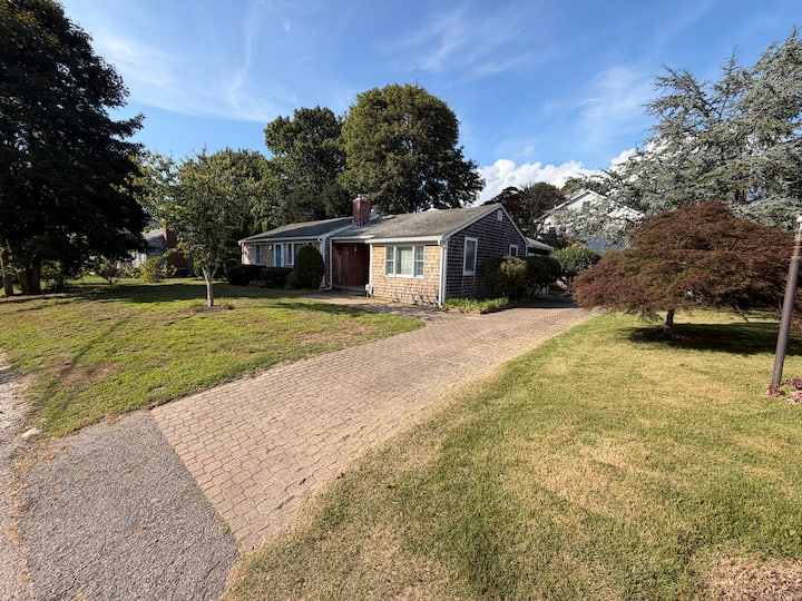 Falmouth Village Quaint Cottage - Woods Hole, MA